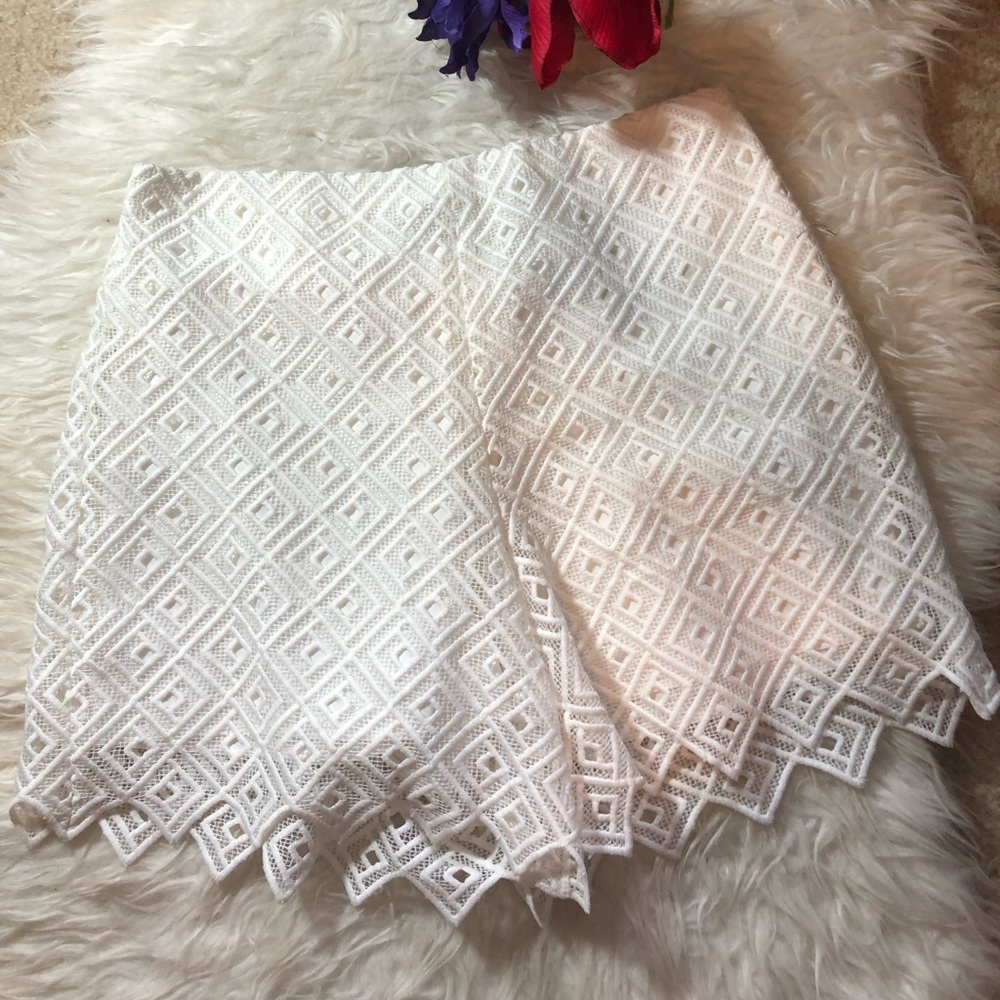 Gorgeous And Classy Lined White High Rise Shorts - Gem